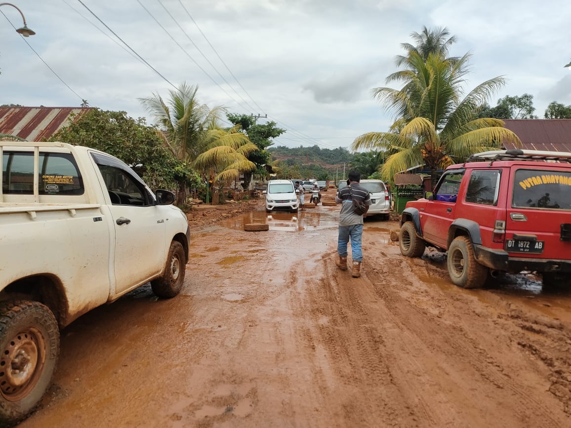 Masyarakat Desa Mandiodo Menutup Akses Jalan Umum Bagi Penambang Blok ...