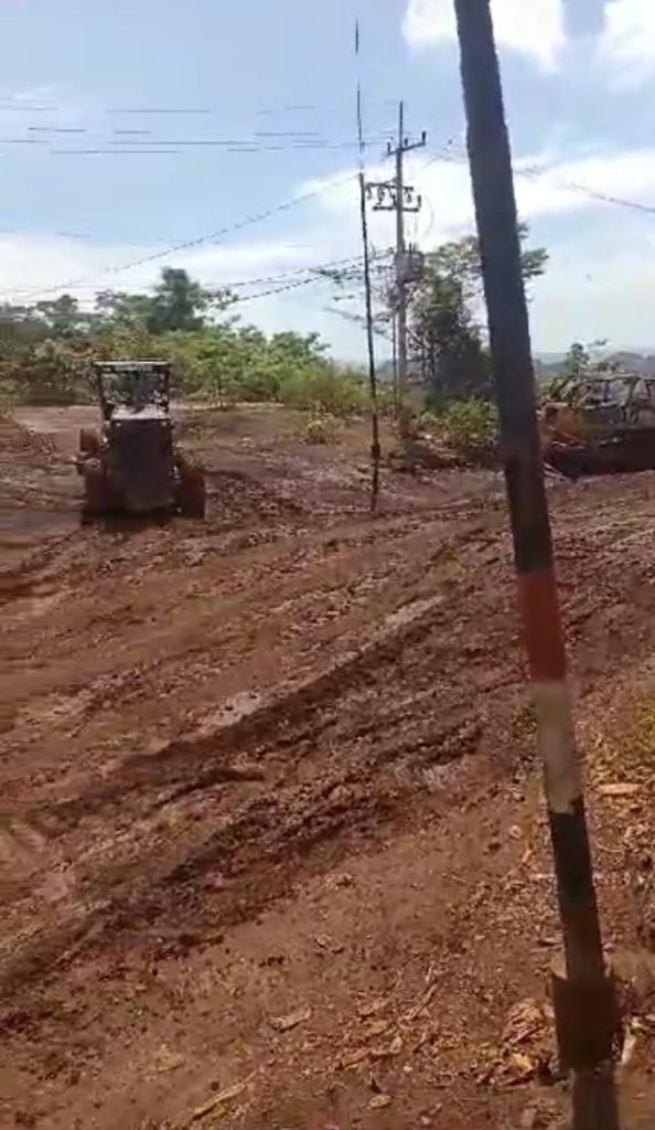 Dirut PT.PKP Anas, S.Kom Menurunkan Sejumlah Alat Untuk Perbaikan Jalan ...